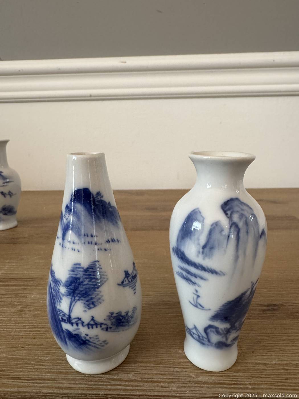 Six miniature Chinese blue-and-white porcelain vases | Maxsold