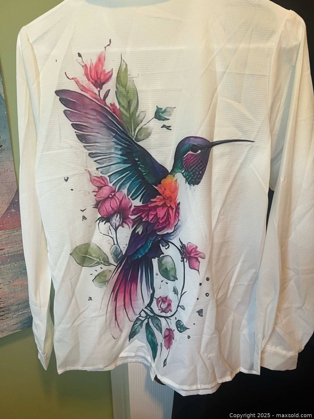 Hummingbird wall art, blouse, curtain | Maxsold