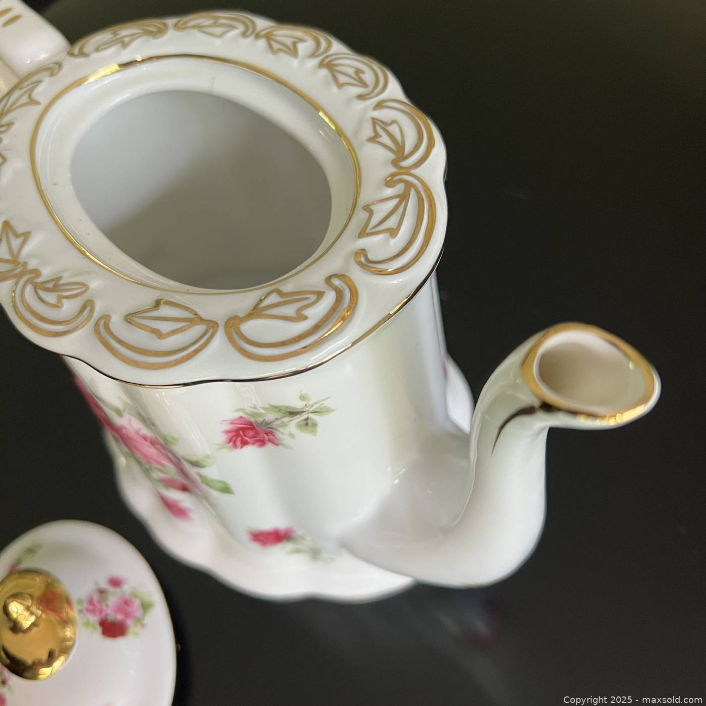 Allison English Rose porcelain tableware set | Maxsold