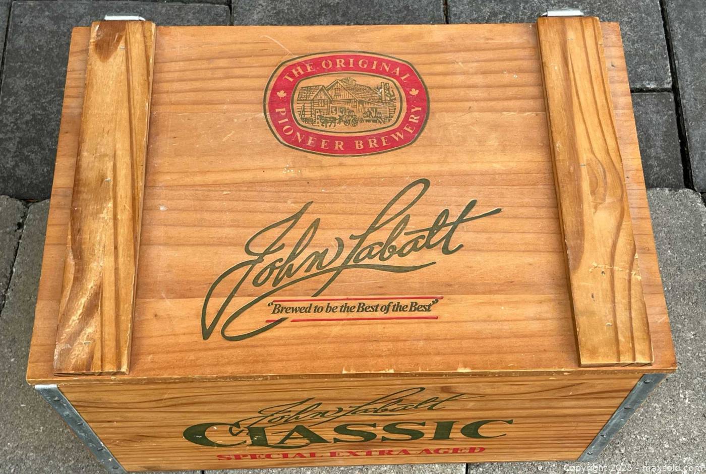 John Labatt Classic wooden beer crate with lid | Maxsold