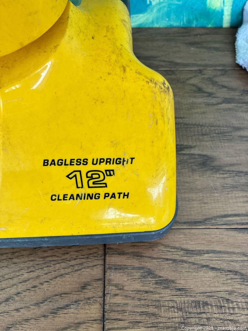 Eureka WideTrack SuperLite bagless upright vacuum | Maxsold