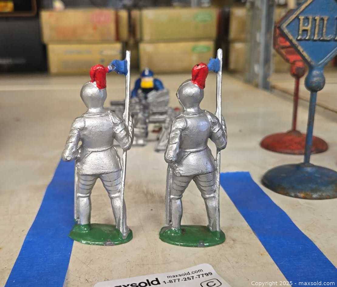 Barclay Manoil lead knight figures | Maxsold