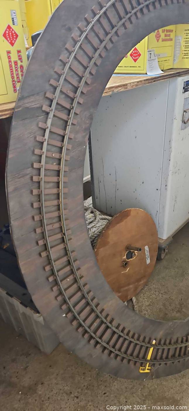 Lionel Super O oval track mounted on wood | Maxsold