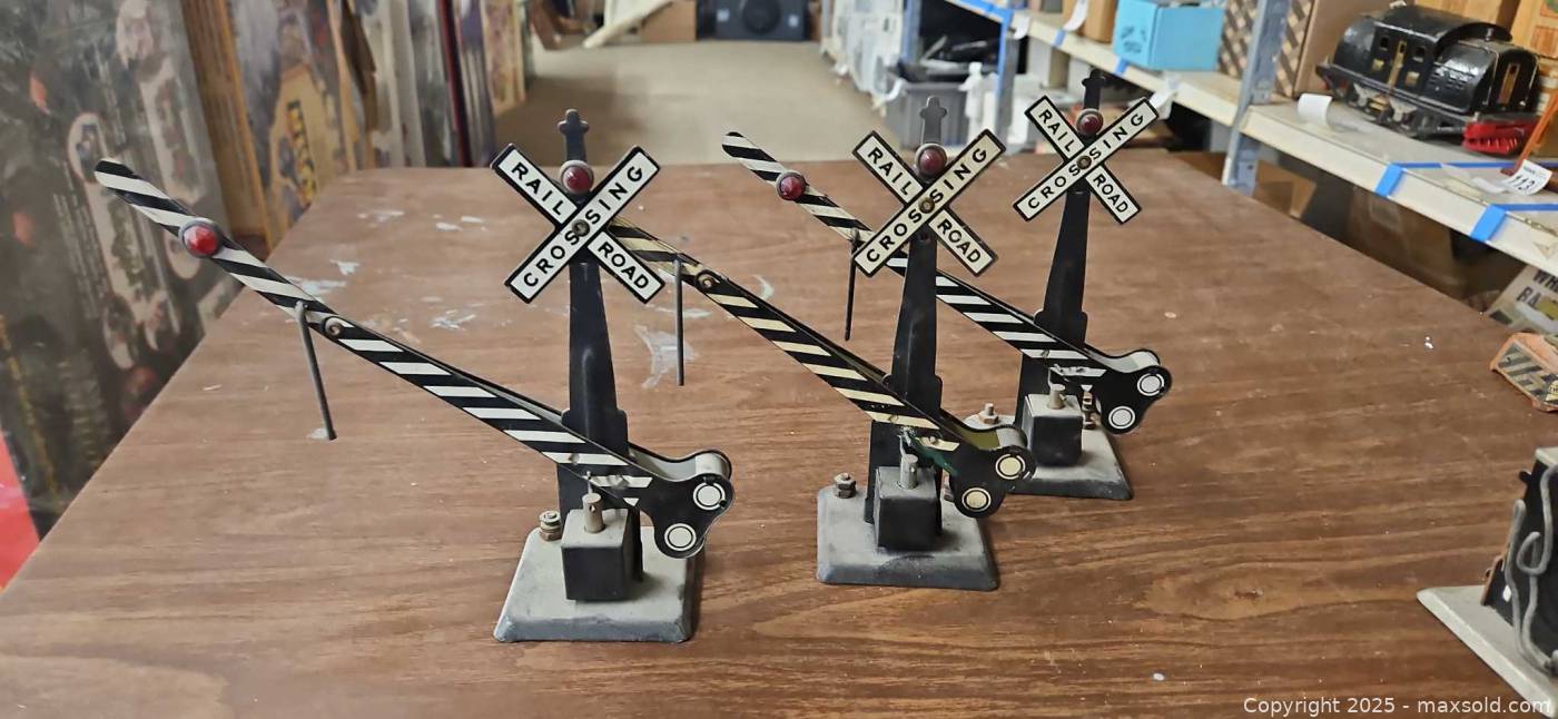Model train signals, crossing gates, lamp | Maxsold