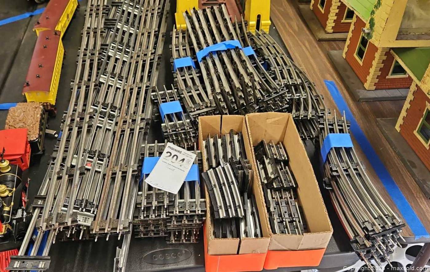 Lionel straight and curved O-gauge track | Maxsold