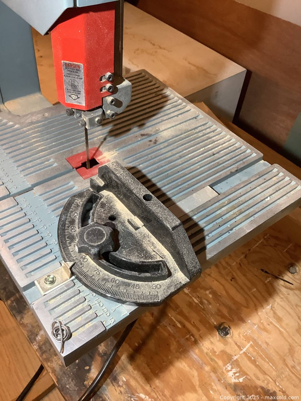 Delta bench top band saw with spare blade | Maxsold