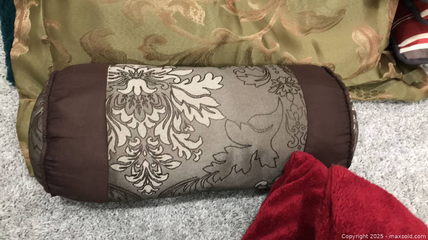 Assorted Decorative Throw Pillows 9pcs | Maxsold