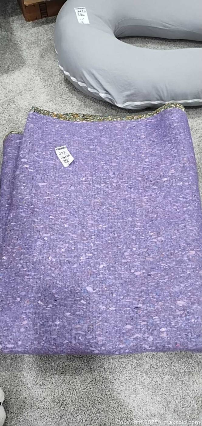 Carpet padding sheet 53x58 in rebond foam | Maxsold