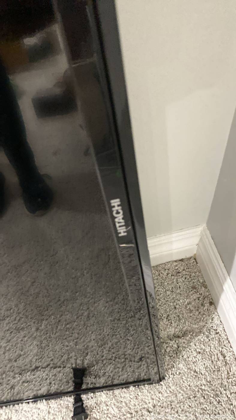 Hitachi 39-inch flat screen TV with remote | Maxsold