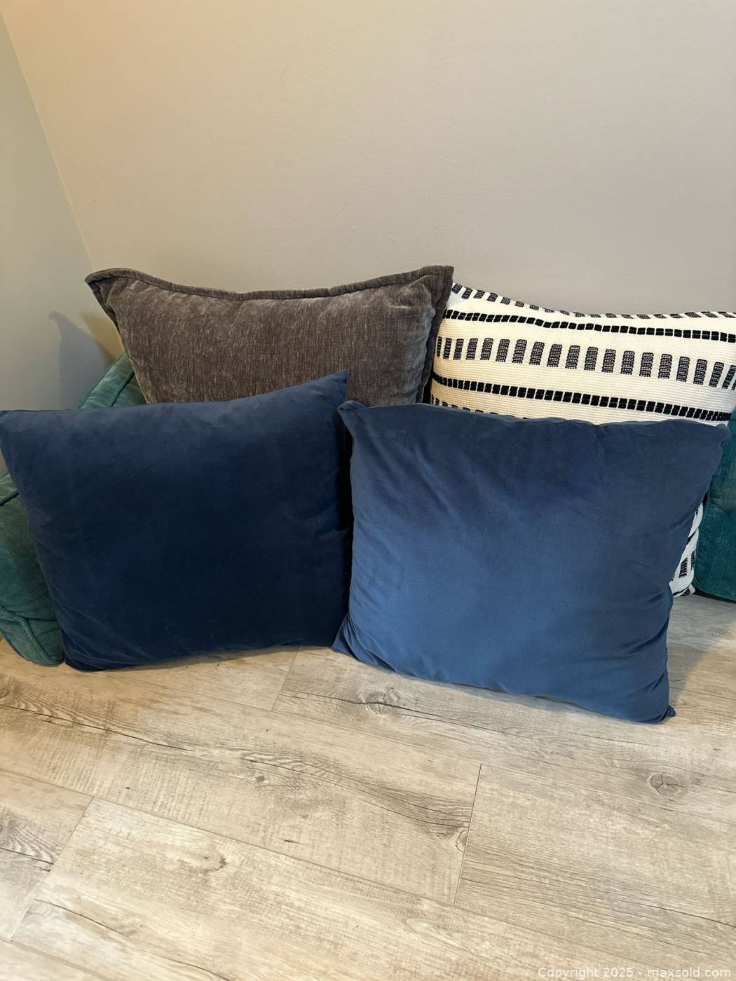 Assorted 8 Throw Pillows Cushions | Maxsold