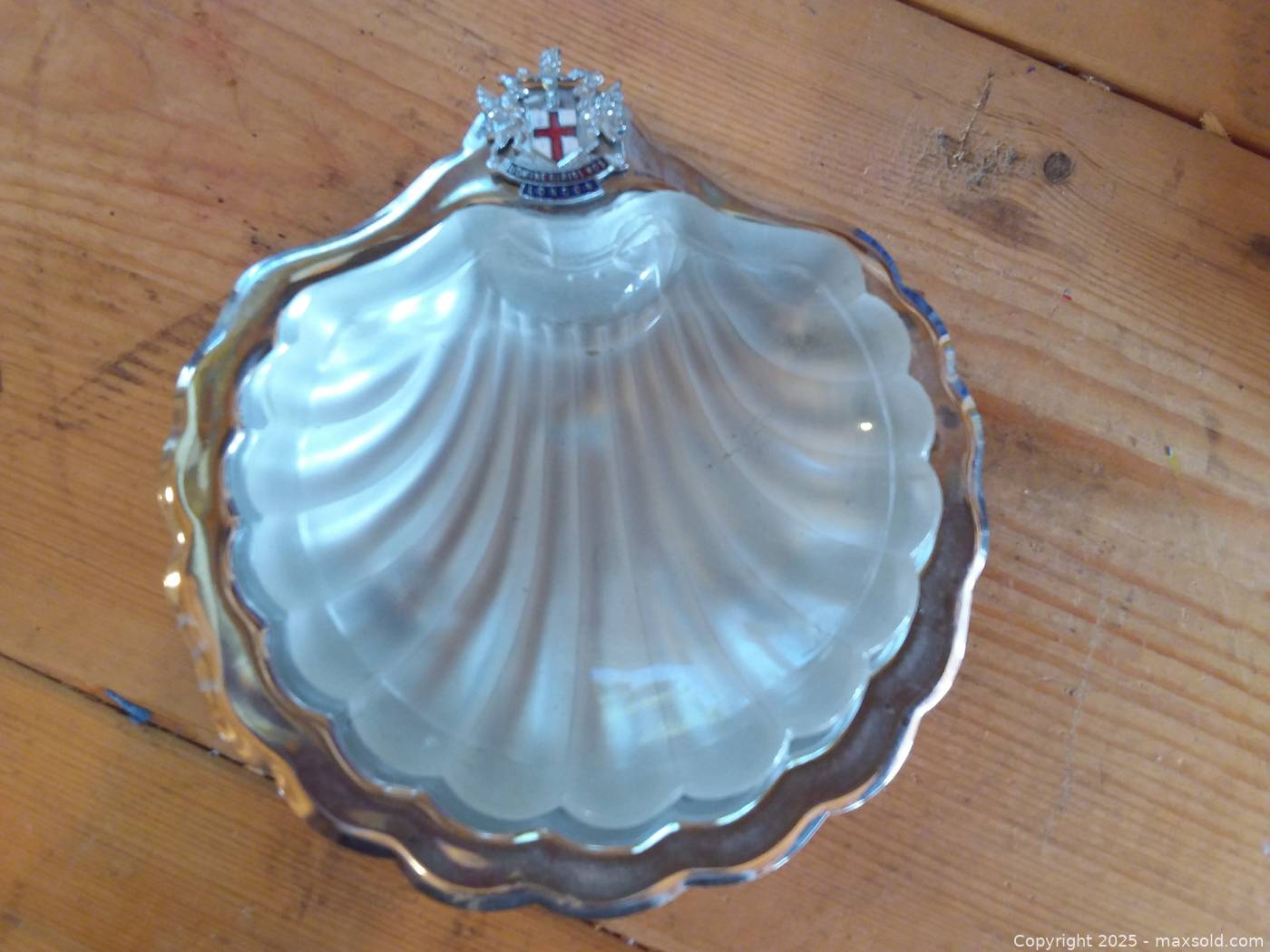 Shell-shaped British crest ashtray | Maxsold