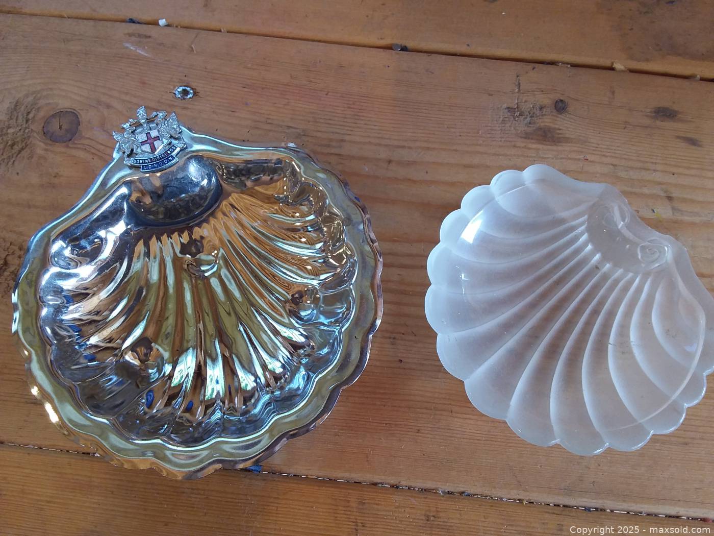 Shell-shaped British crest ashtray | Maxsold
