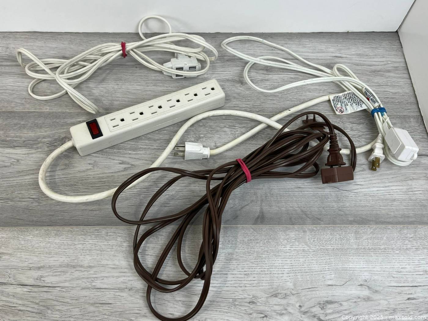 Extension cords and power bar | Maxsold