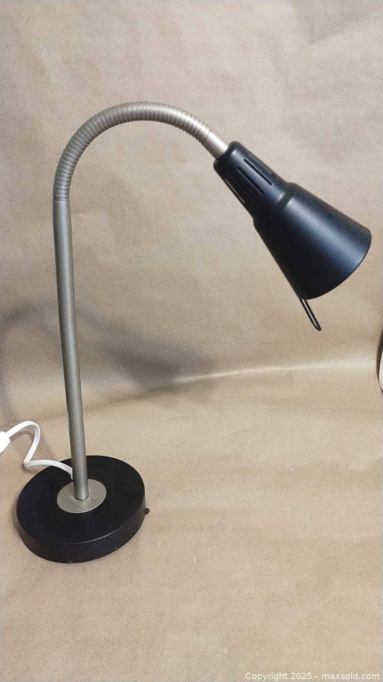 IKEA Kvart adjustable gooseneck desk lamp | Maxsold