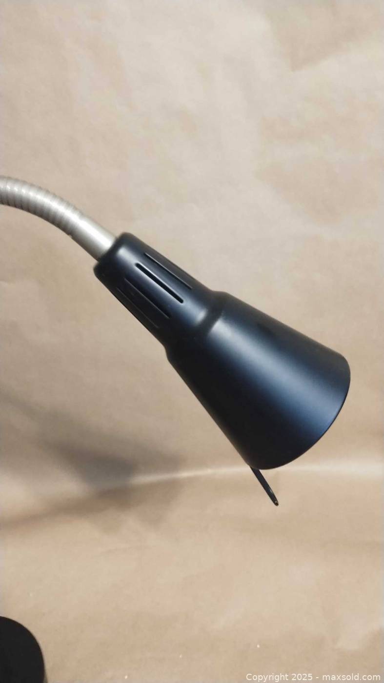 IKEA Kvart adjustable gooseneck desk lamp | Maxsold