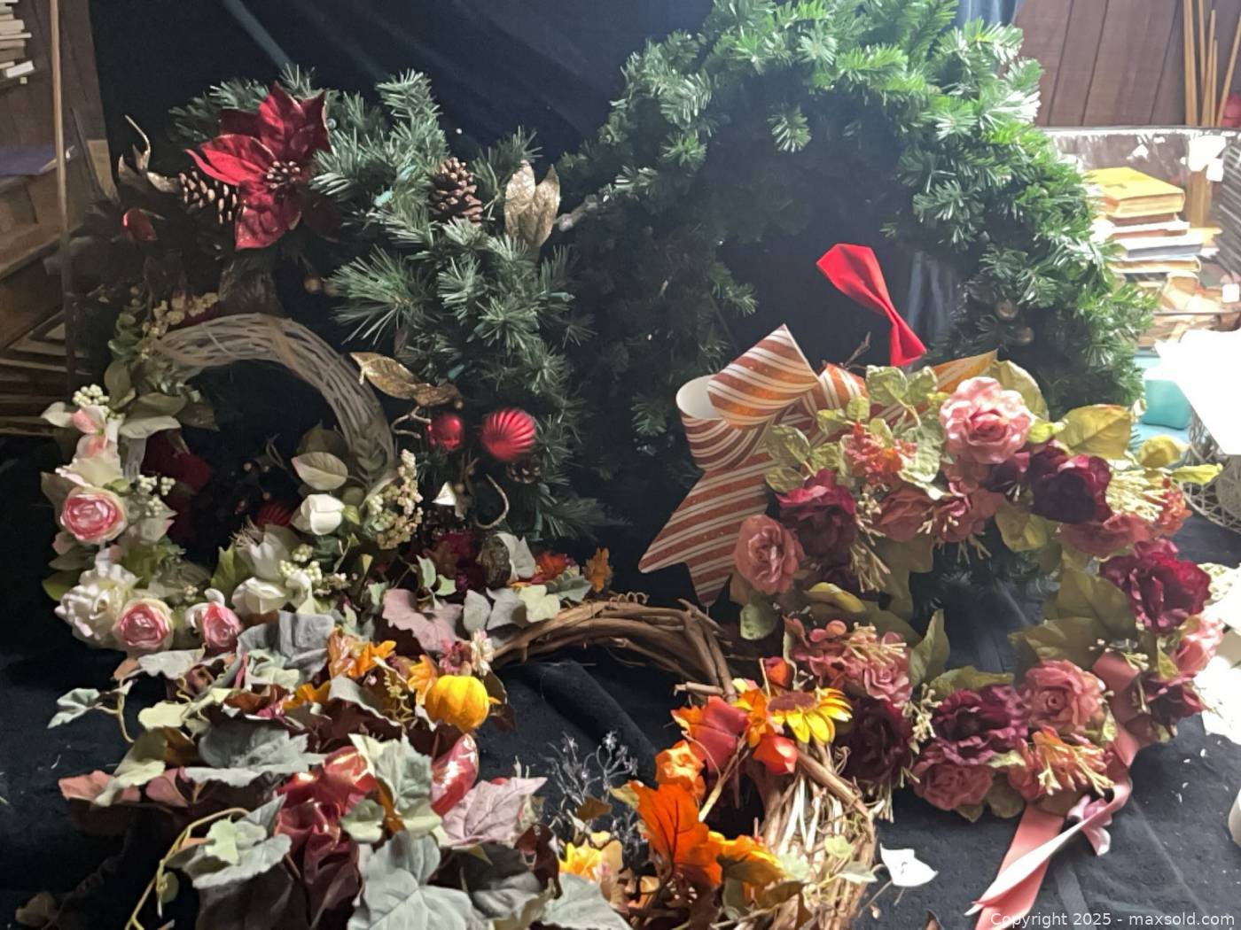 Assorted seasonal decorative wreaths | Maxsold