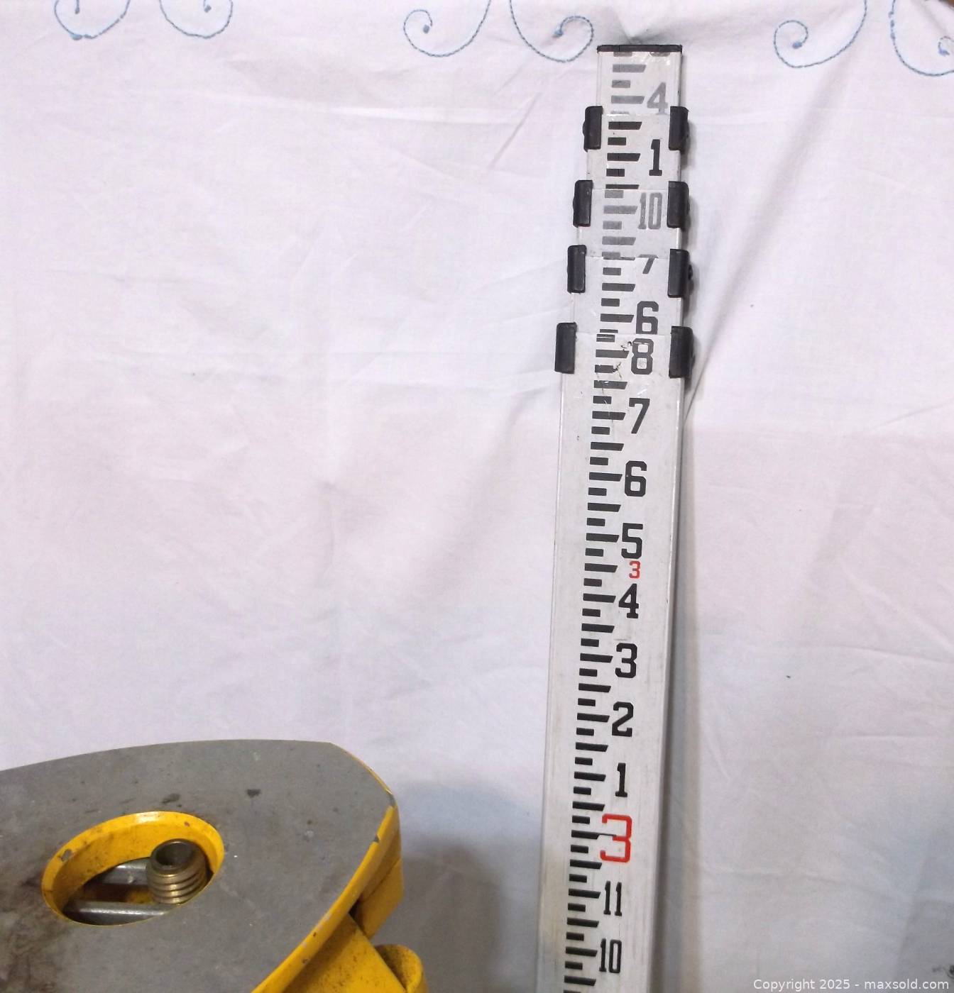 RoboToolz RT-A7690-1 Automatic Level & Plumb Laser Set | Maxsold