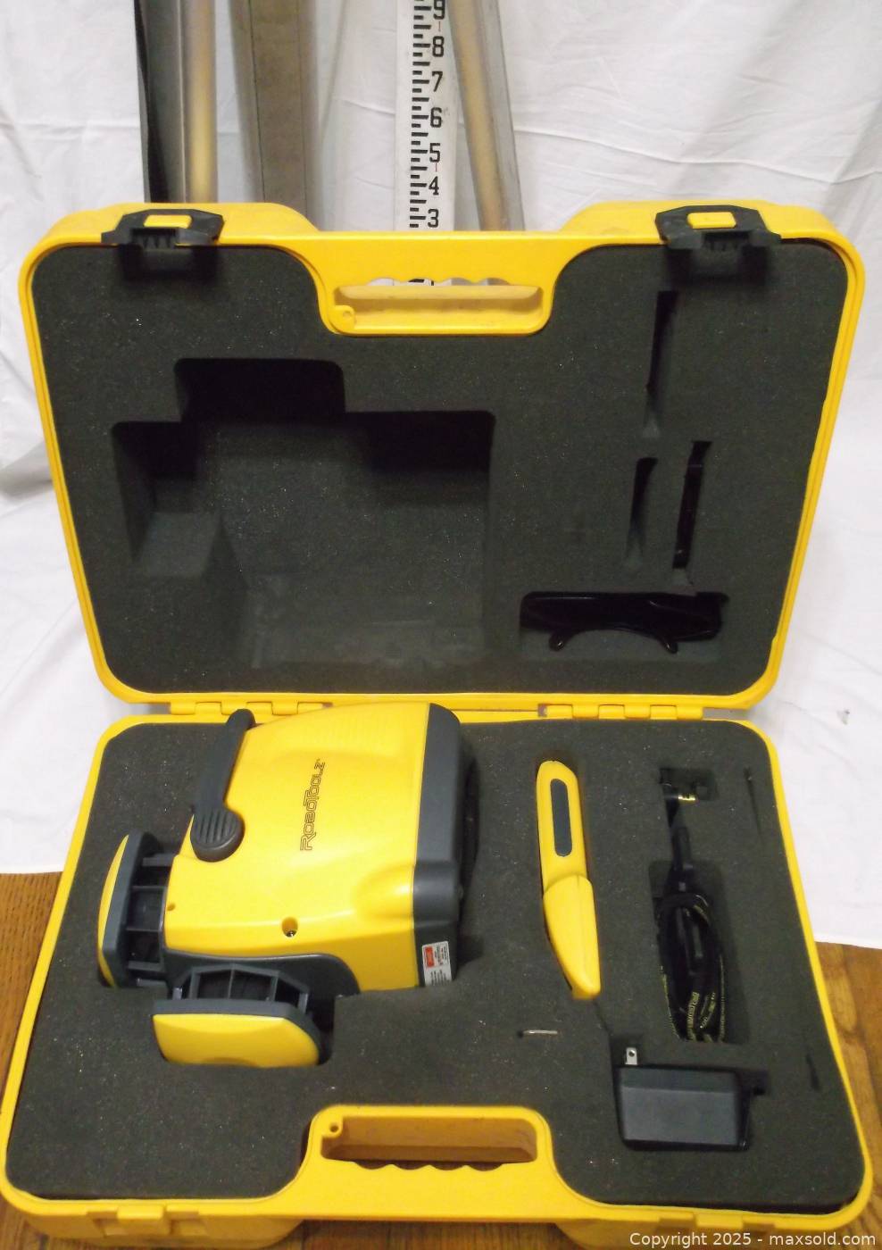 RoboToolz RT-A7690-1 Automatic Level & Plumb Laser Set | Maxsold