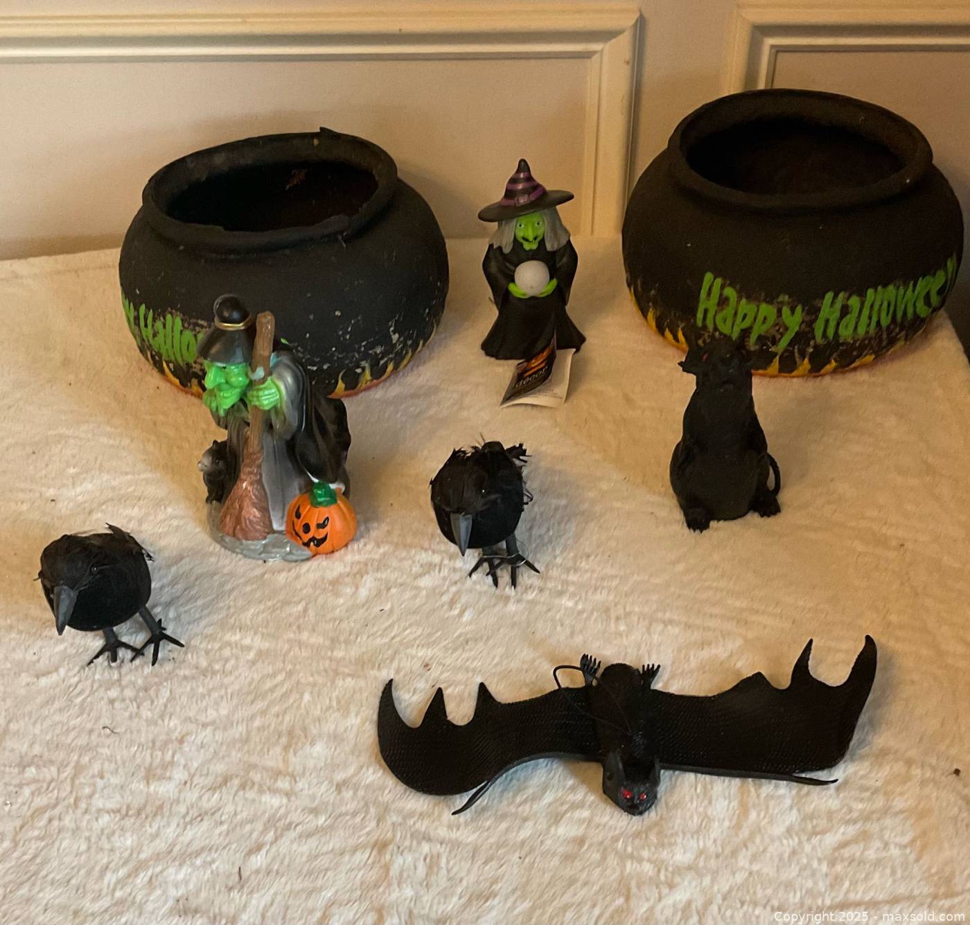 Halloween decor cauldrons, witches, crows, bat, cat | Maxsold