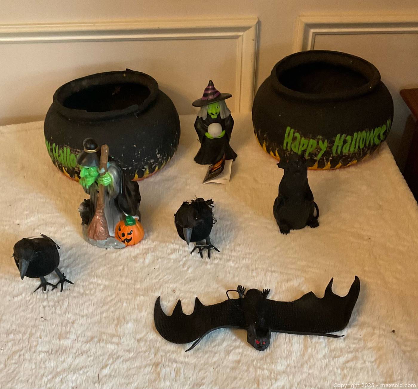 Halloween decor cauldrons, witches, crows, bat, cat | Maxsold