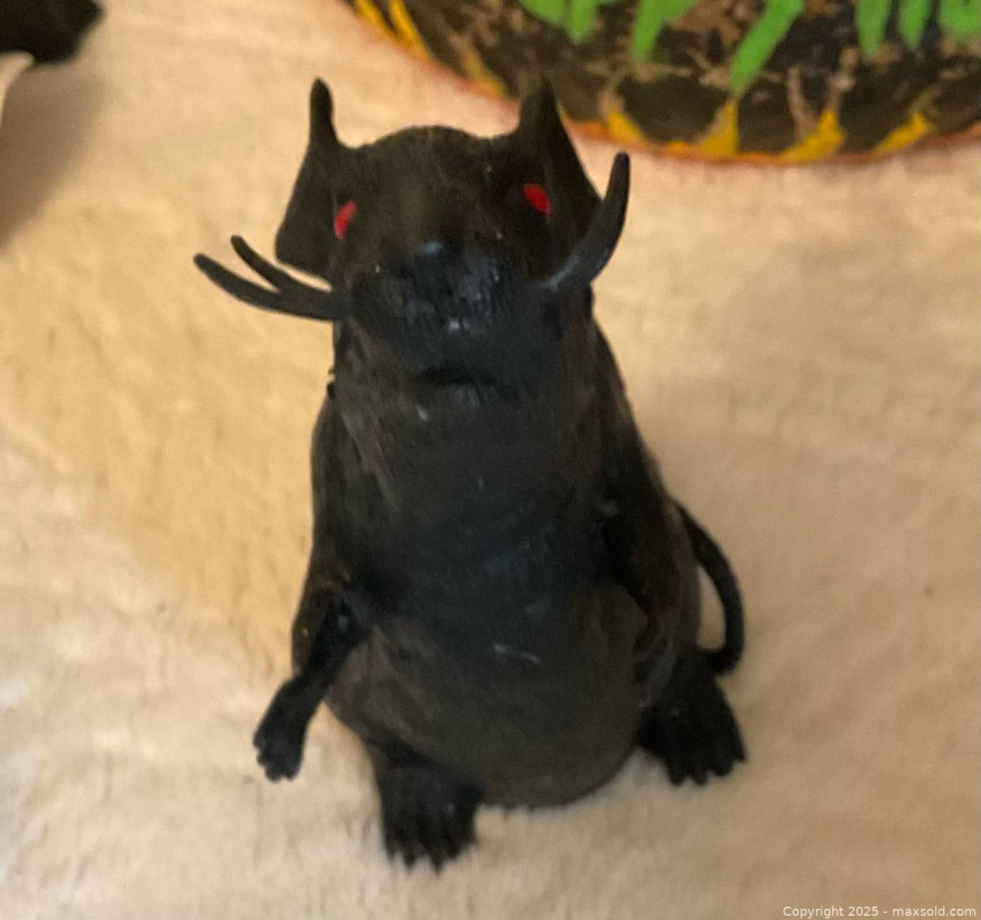 Halloween decor cauldrons, witches, crows, bat, cat | Maxsold