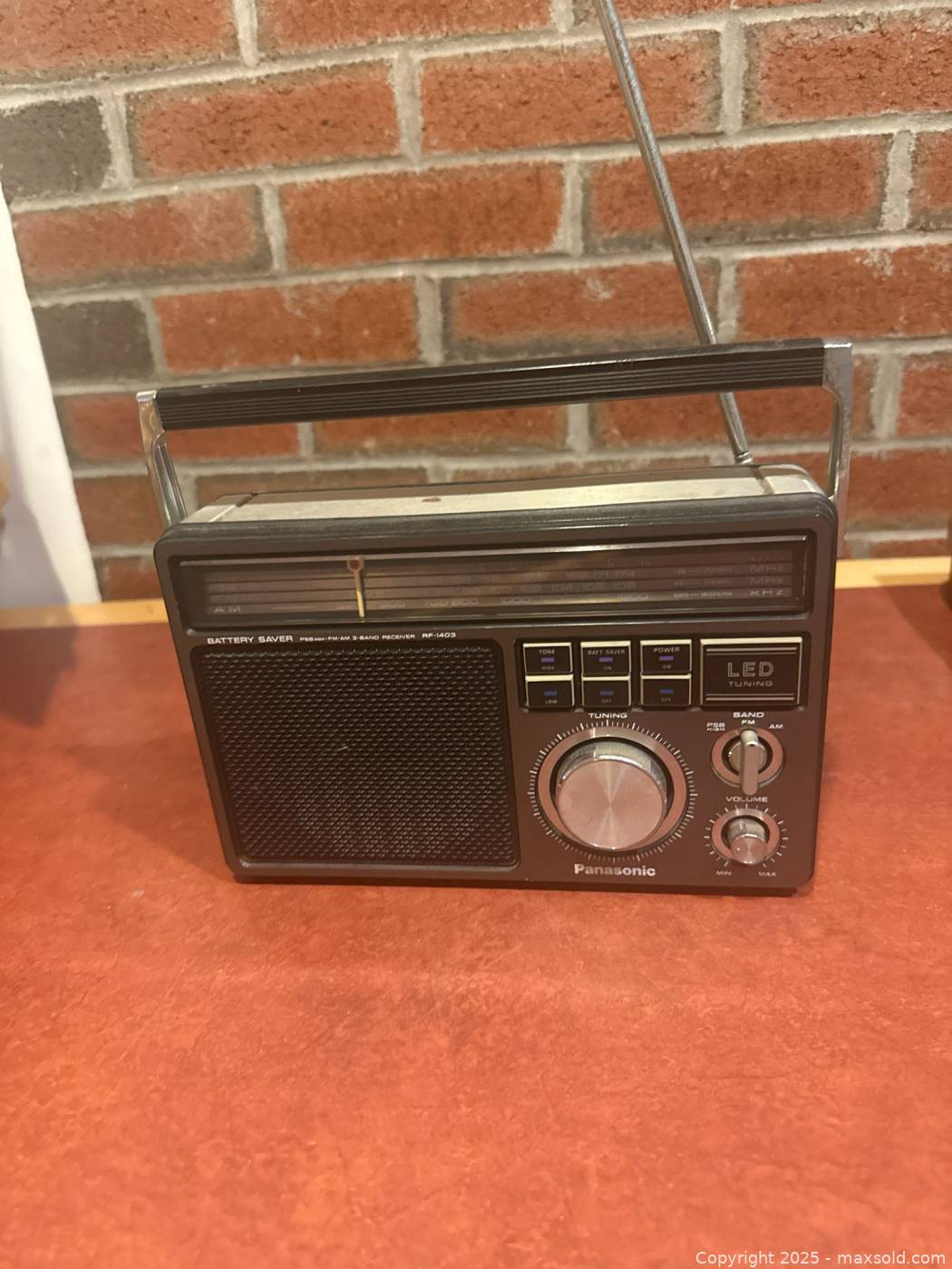 Panasonic vintage portable multi-band radio | Maxsold