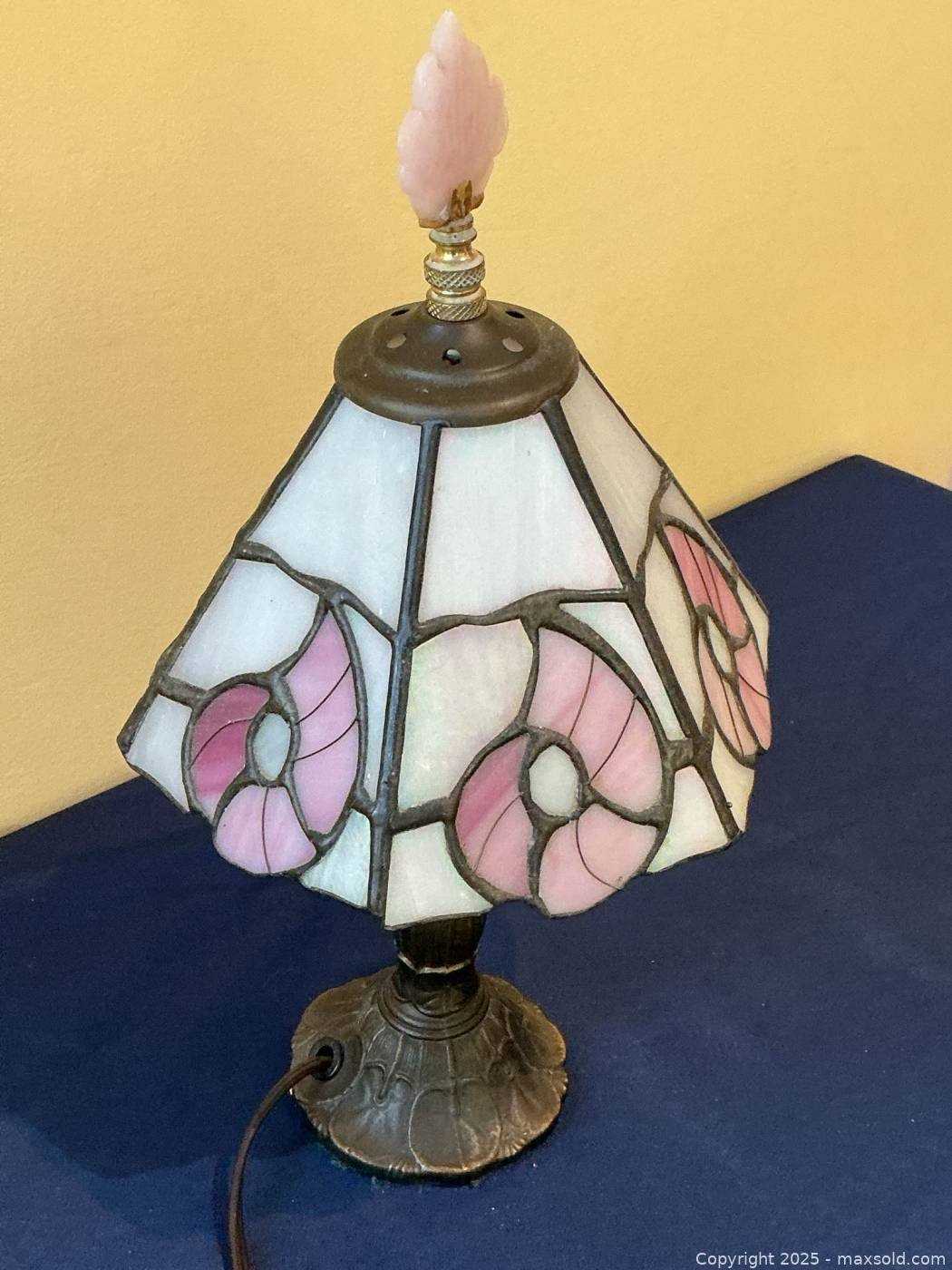 Tiffany-style stained glass accent lamp | Maxsold