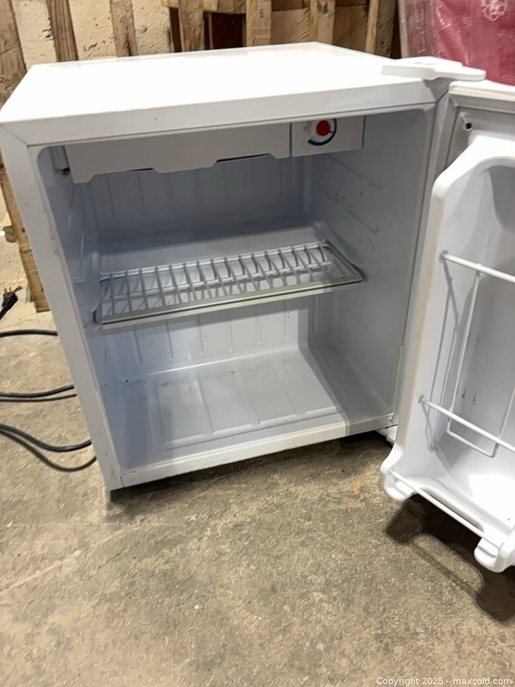 Danby compact mini fridge | Maxsold