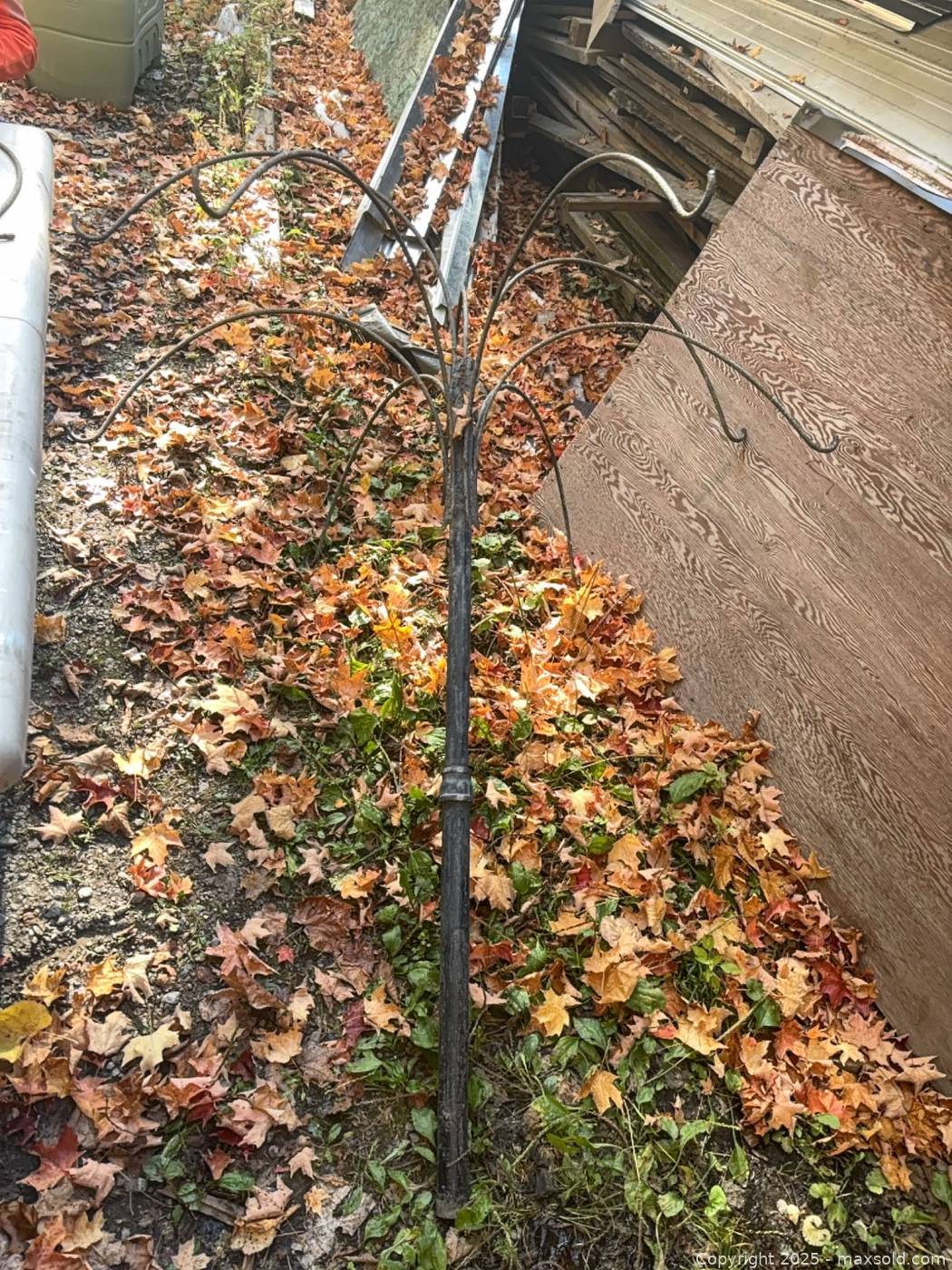 Metal multi-hook garden hanging stand | Maxsold