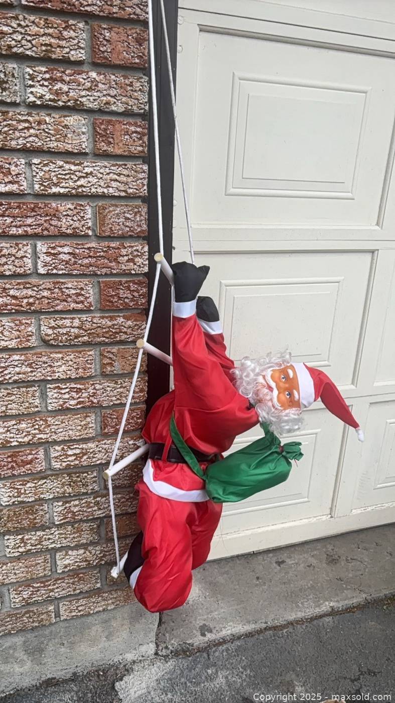 Assorted Christmas decorations lot | Maxsold