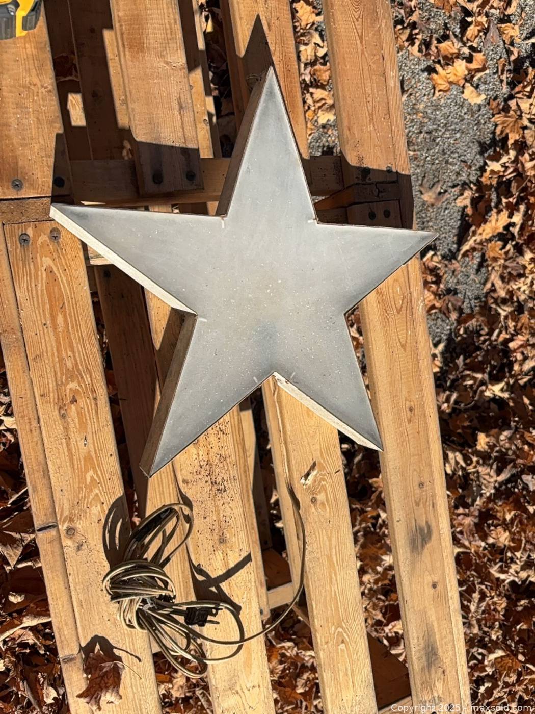 Vintage light-up star decoration | Maxsold