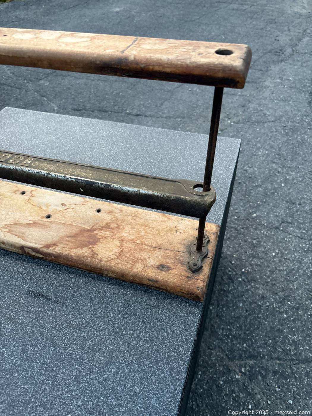 Globe 27" wood-metal paper cutter | Maxsold