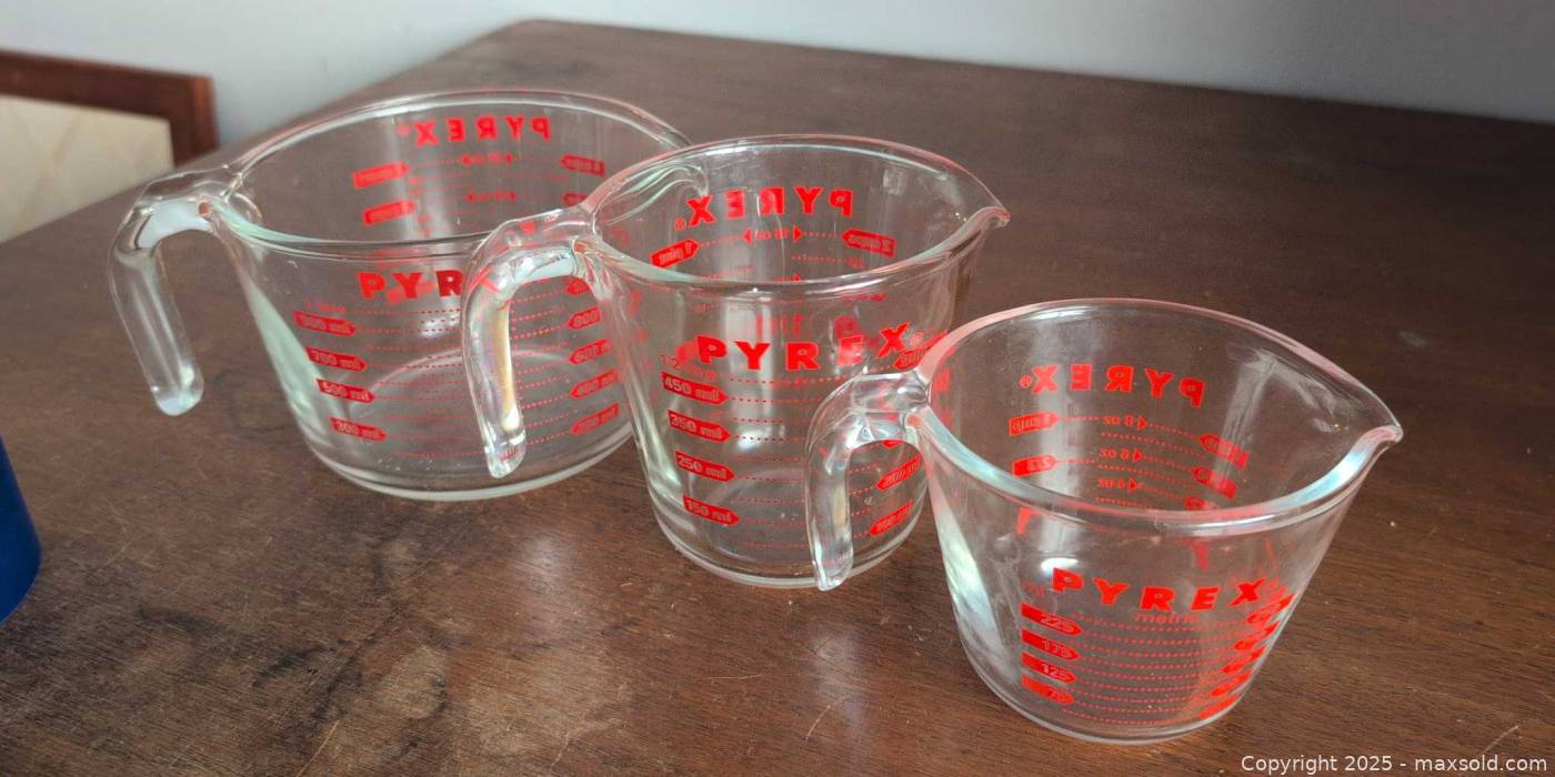 Vintage Pyrex glass measuring cups set of 3 | Maxsold