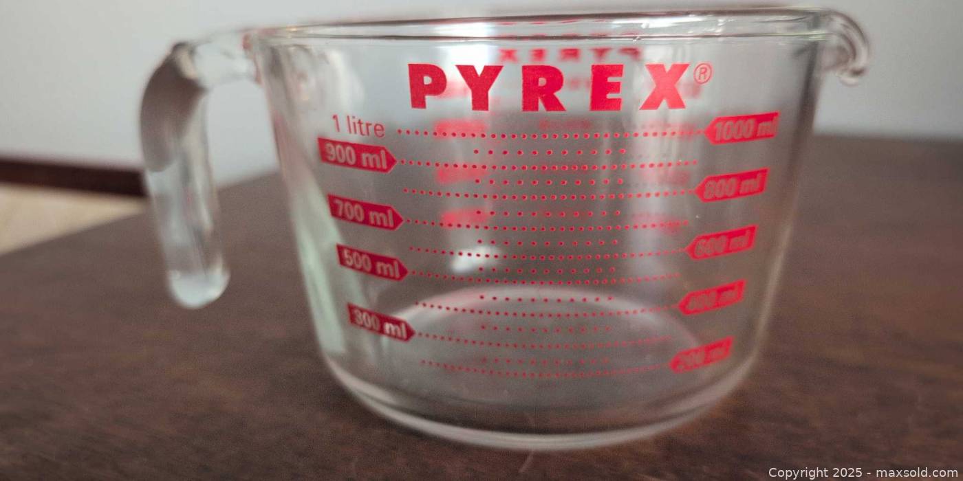 Vintage Pyrex glass measuring cups set of 3 | Maxsold