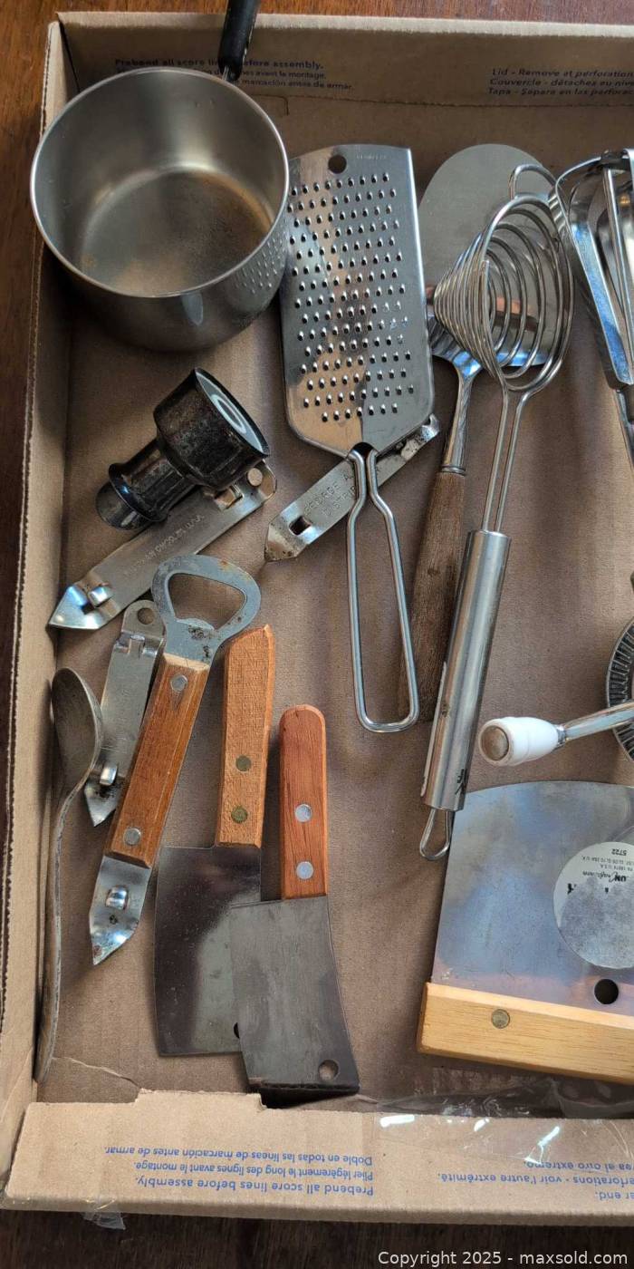 Assorted kitchen utensils | Maxsold