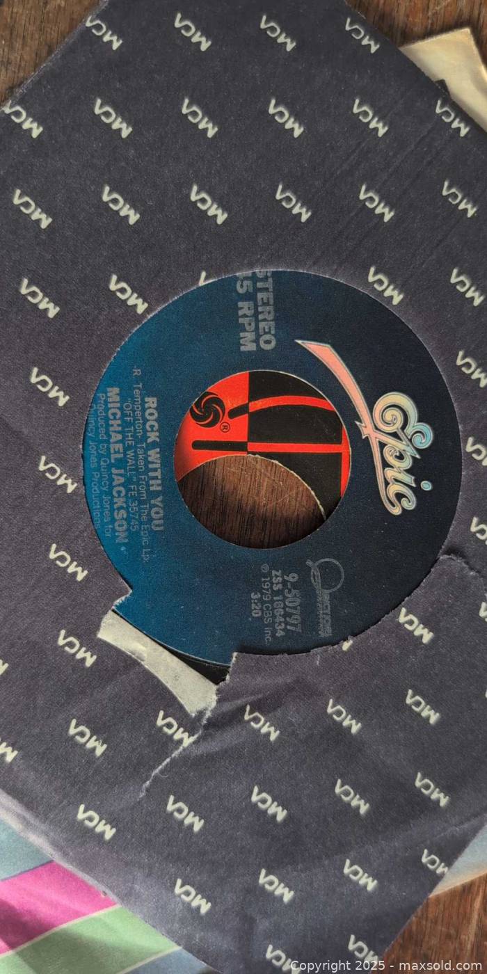Approx. 10–12 7-Inch 45 RPM Vinyl Singles | Maxsold