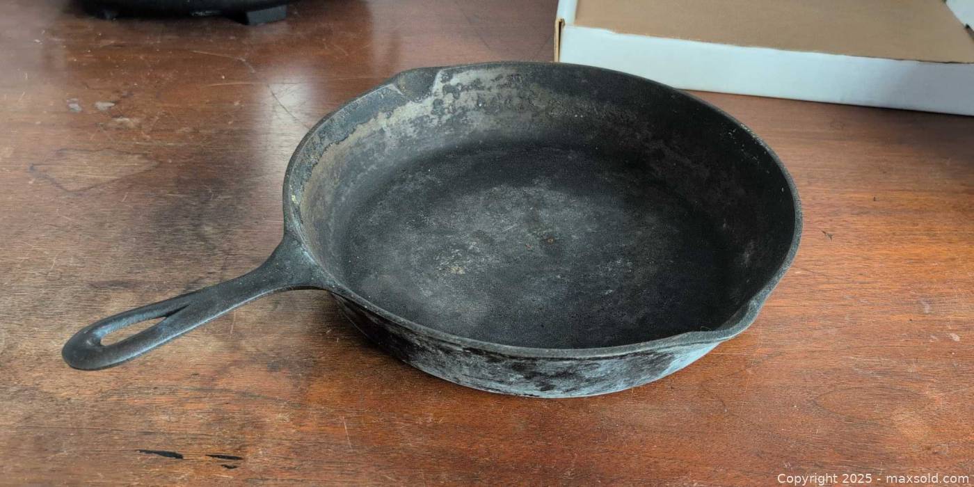 Vintage unmarked cast iron skillet | Maxsold