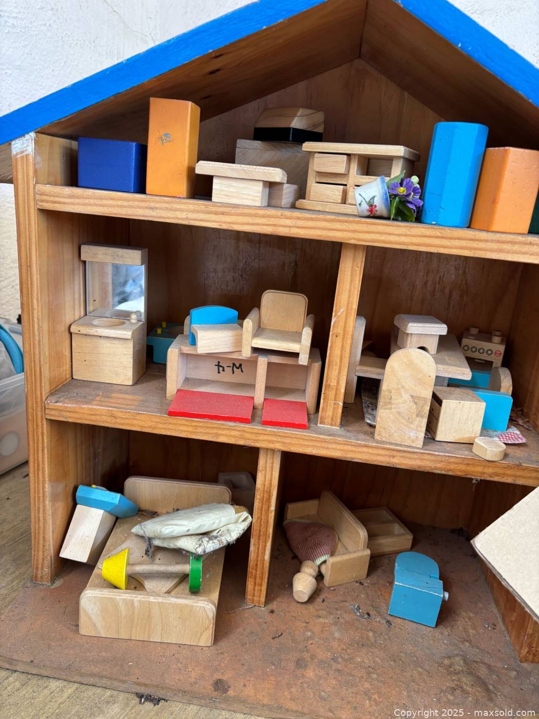 Wooden open dollhouse with furniture | Maxsold