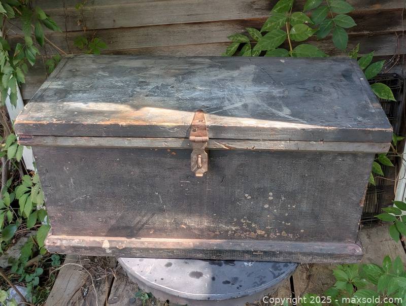 Early 1900 pine toolbox | Maxsold