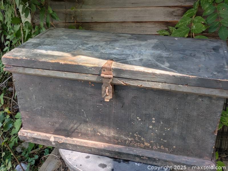 Early 1900 pine toolbox | Maxsold