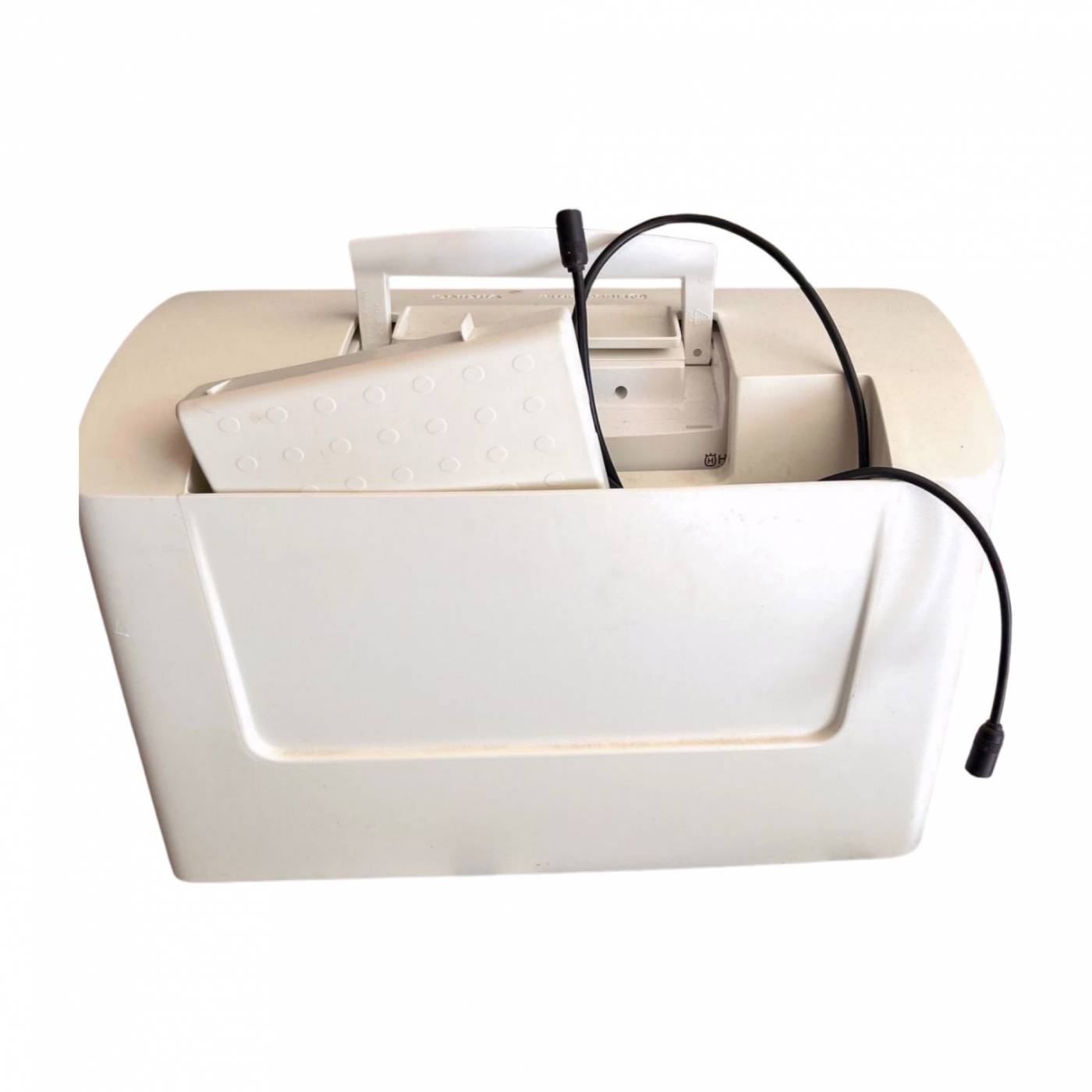 Husqvarna Viking Platinum 750 sewing machine with foot pedal and ...