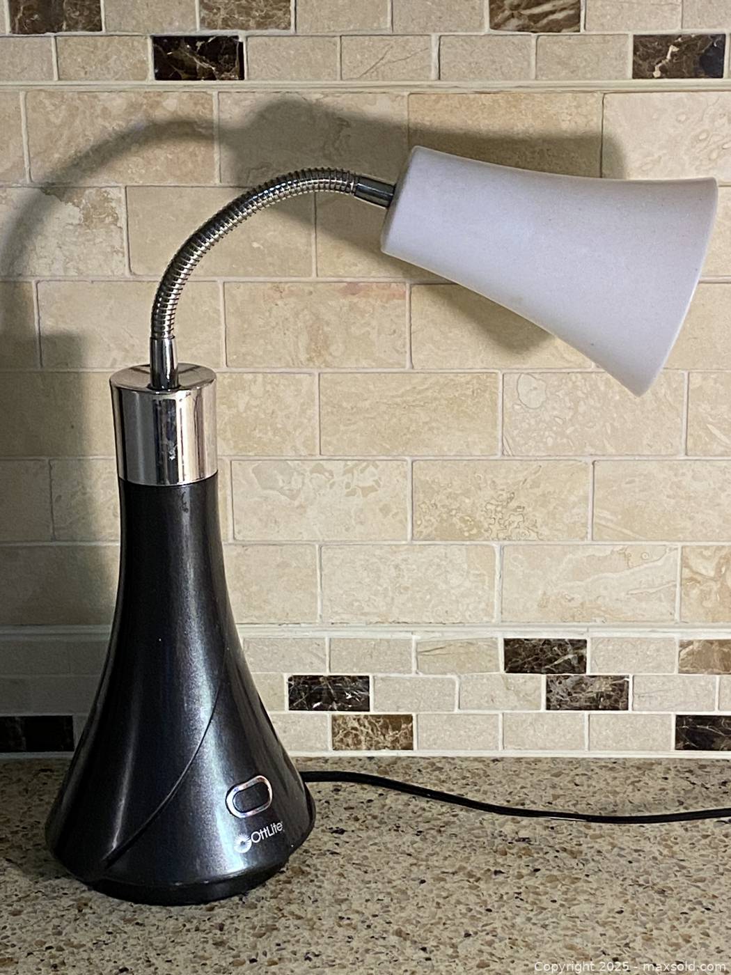 OttLite adjustable gooseneck desk lamp | Maxsold