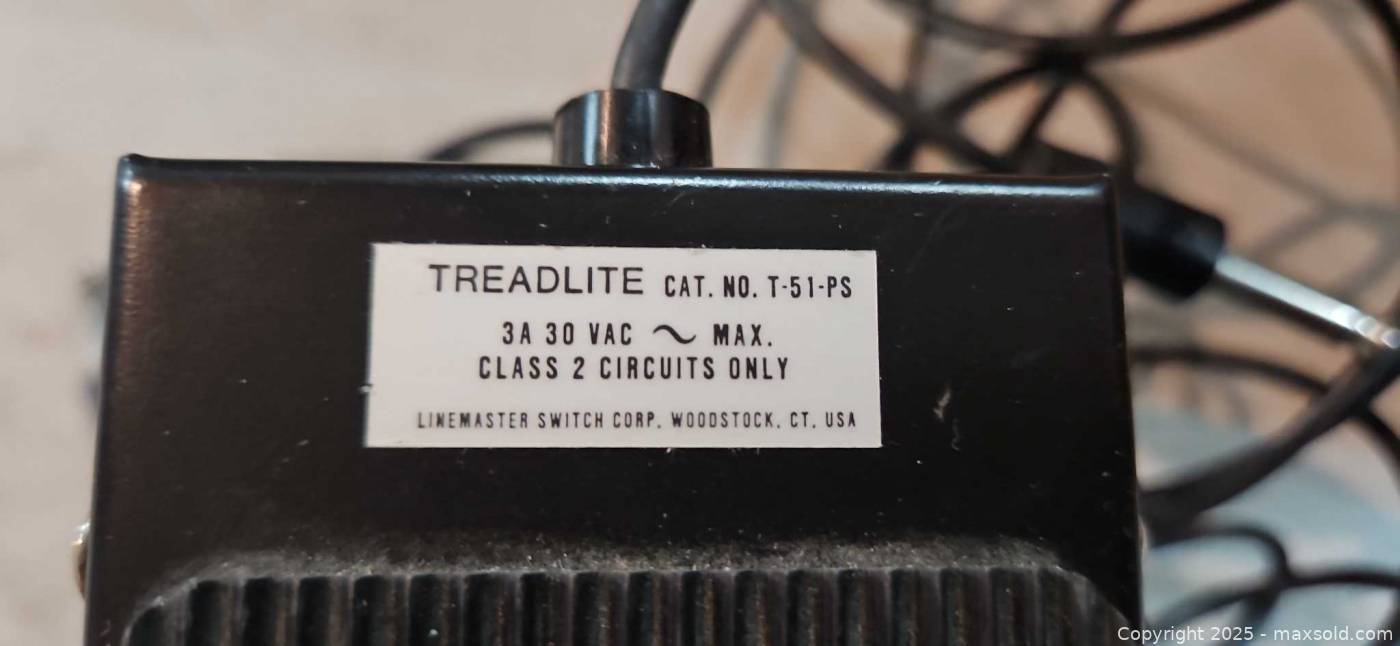 Mixed MIDI cables and Linemaster Treadlite foot switch | Maxsold