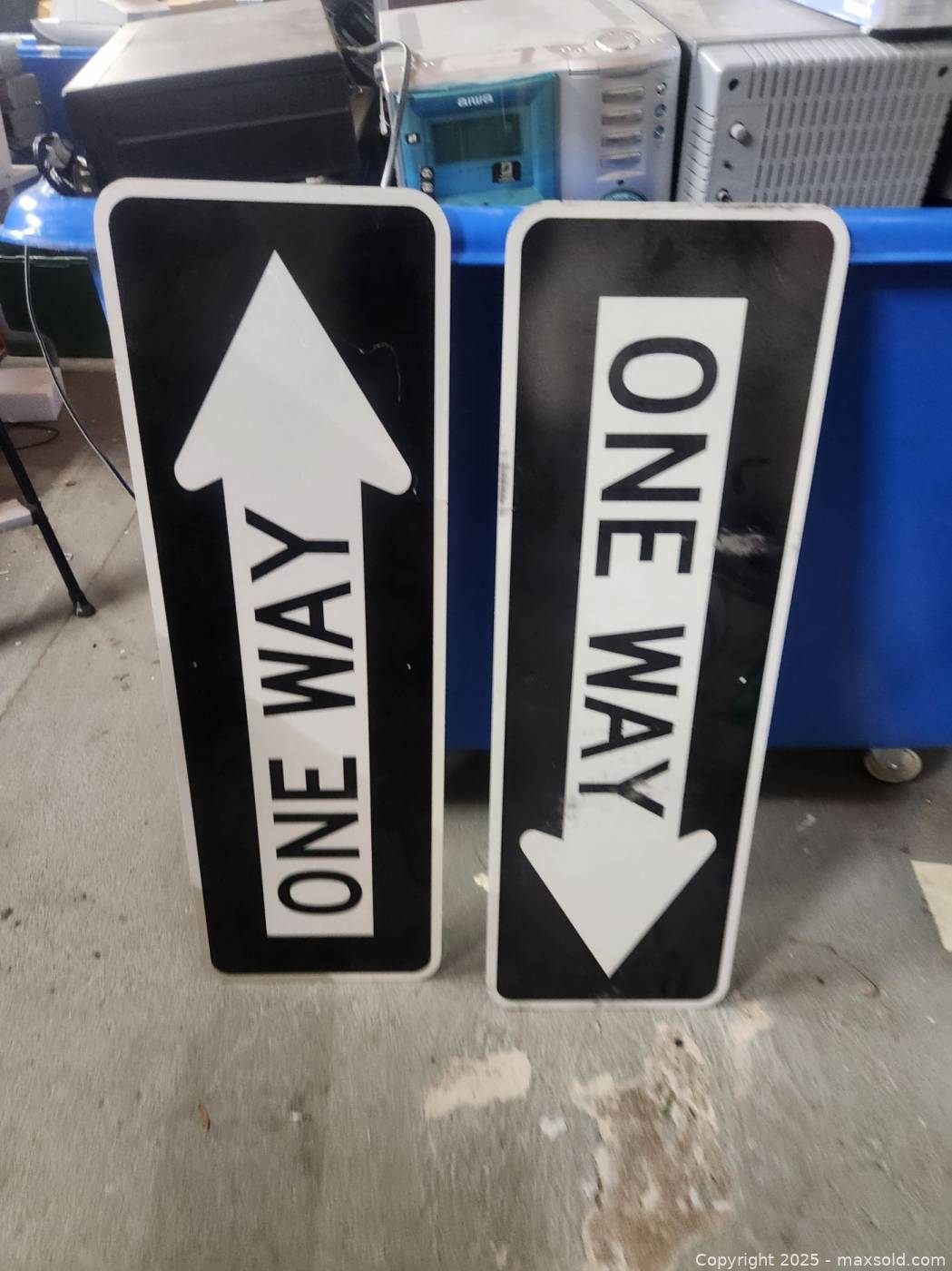 Pair aluminum ONE WAY traffic signs | Maxsold