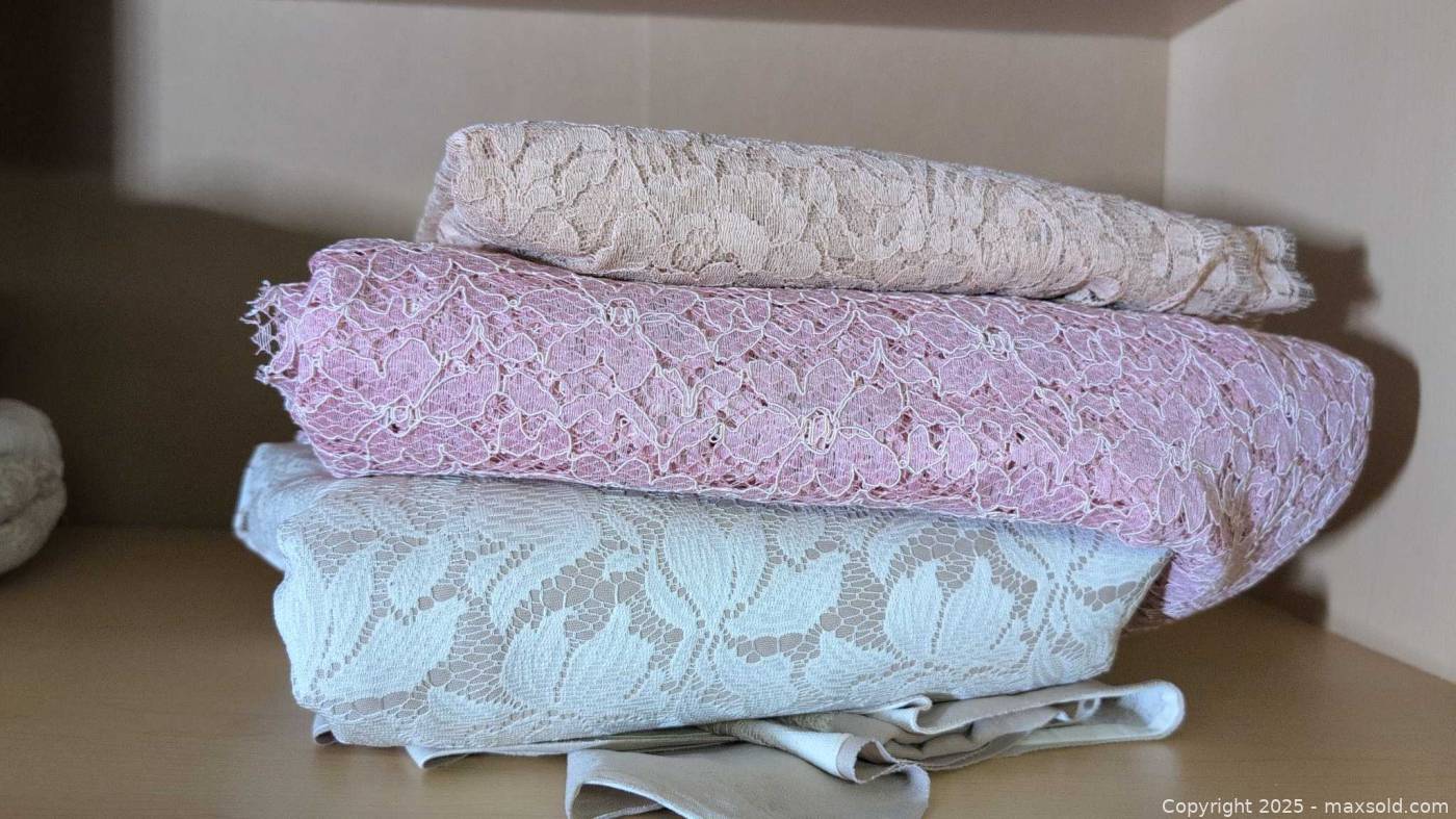 Assorted lace fabric pieces | Maxsold