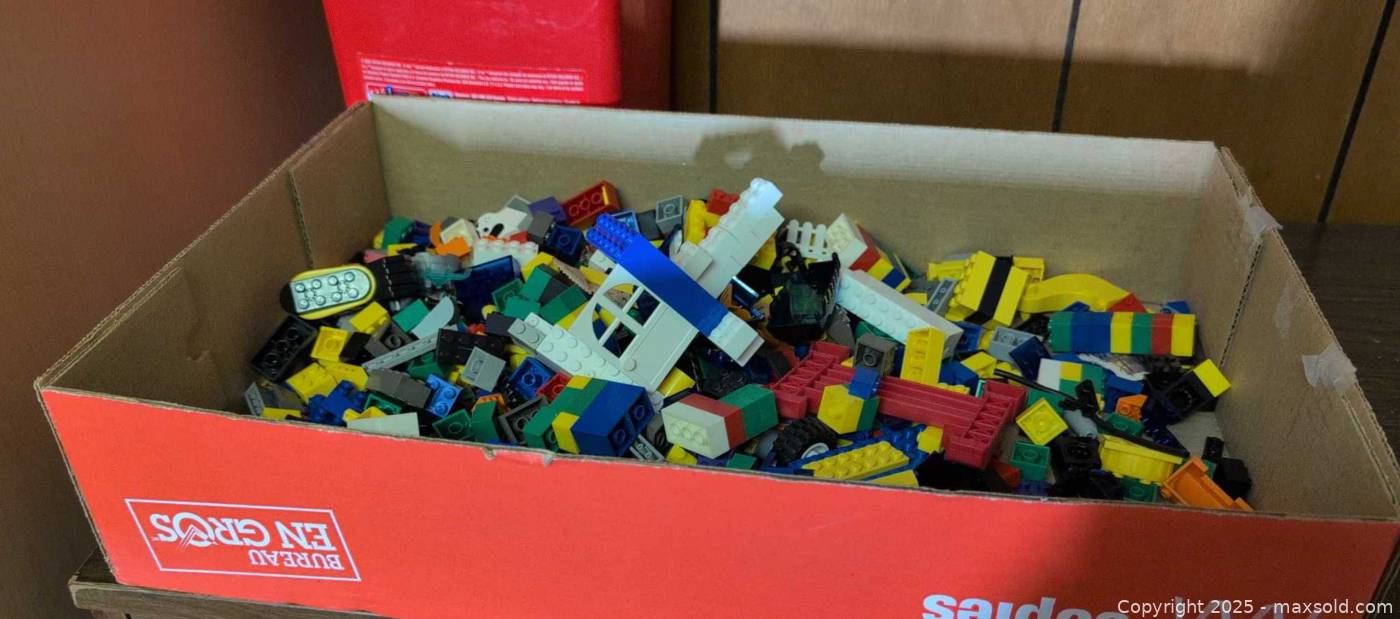 Miscellaneous LEGO bricks and elements | Maxsold