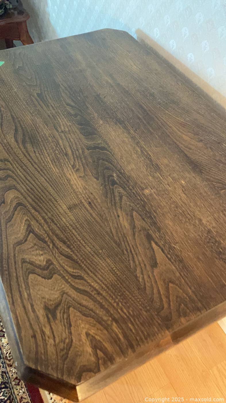 Eastlake solid wood parlour table | Maxsold