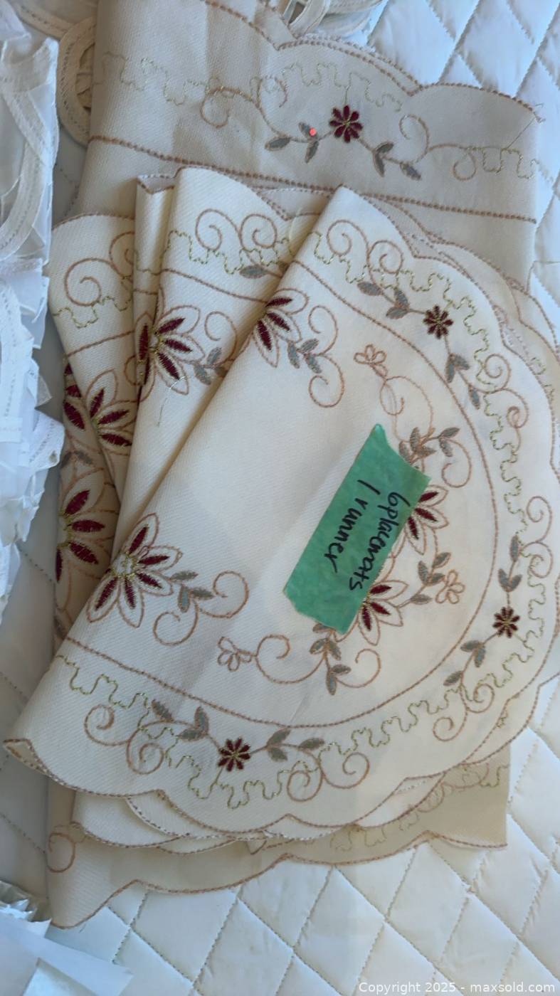 Table runners with matching placemats, 4 sets | Maxsold
