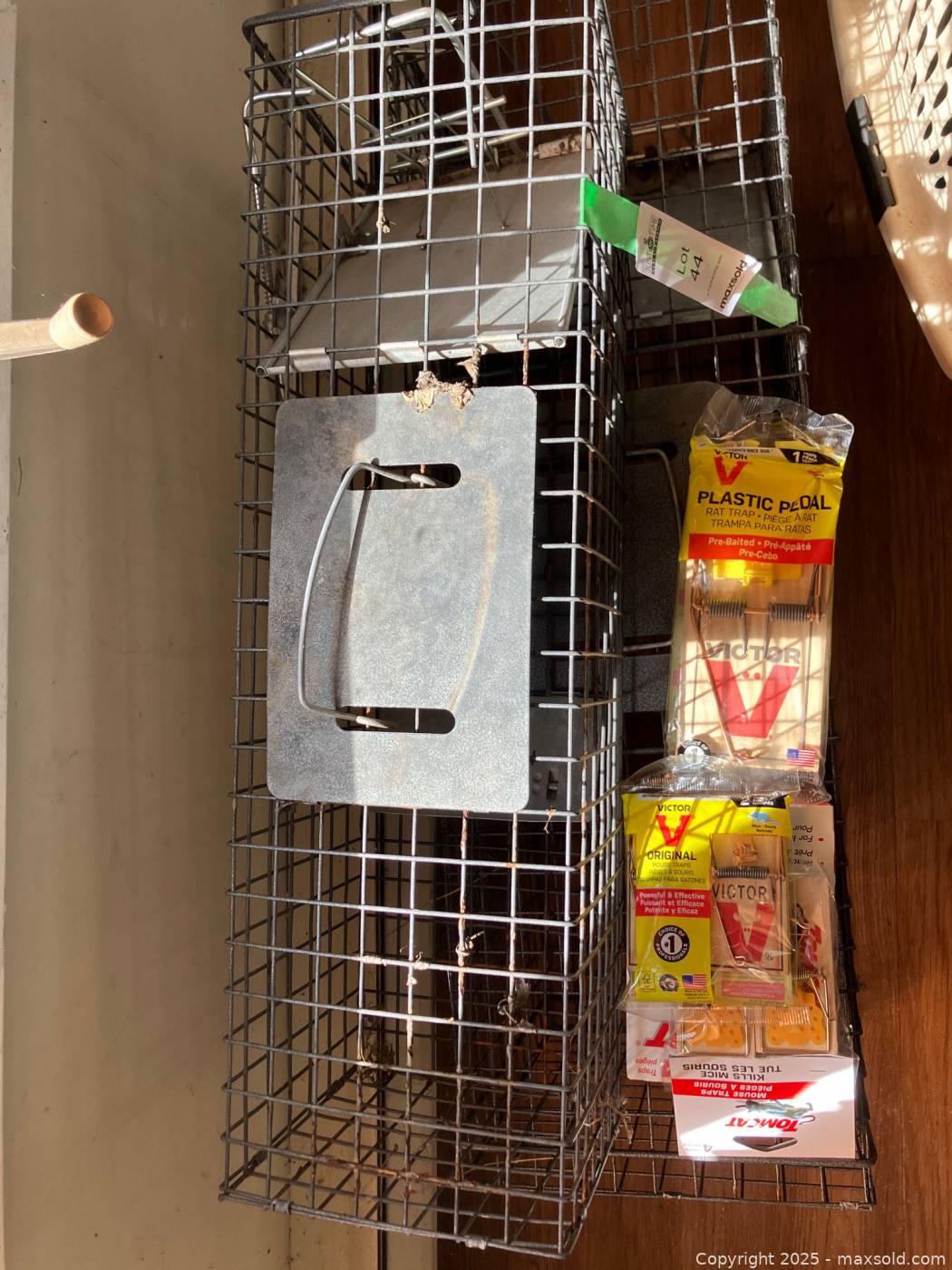 Wire live animal traps and packaged snap mouse traps | Maxsold