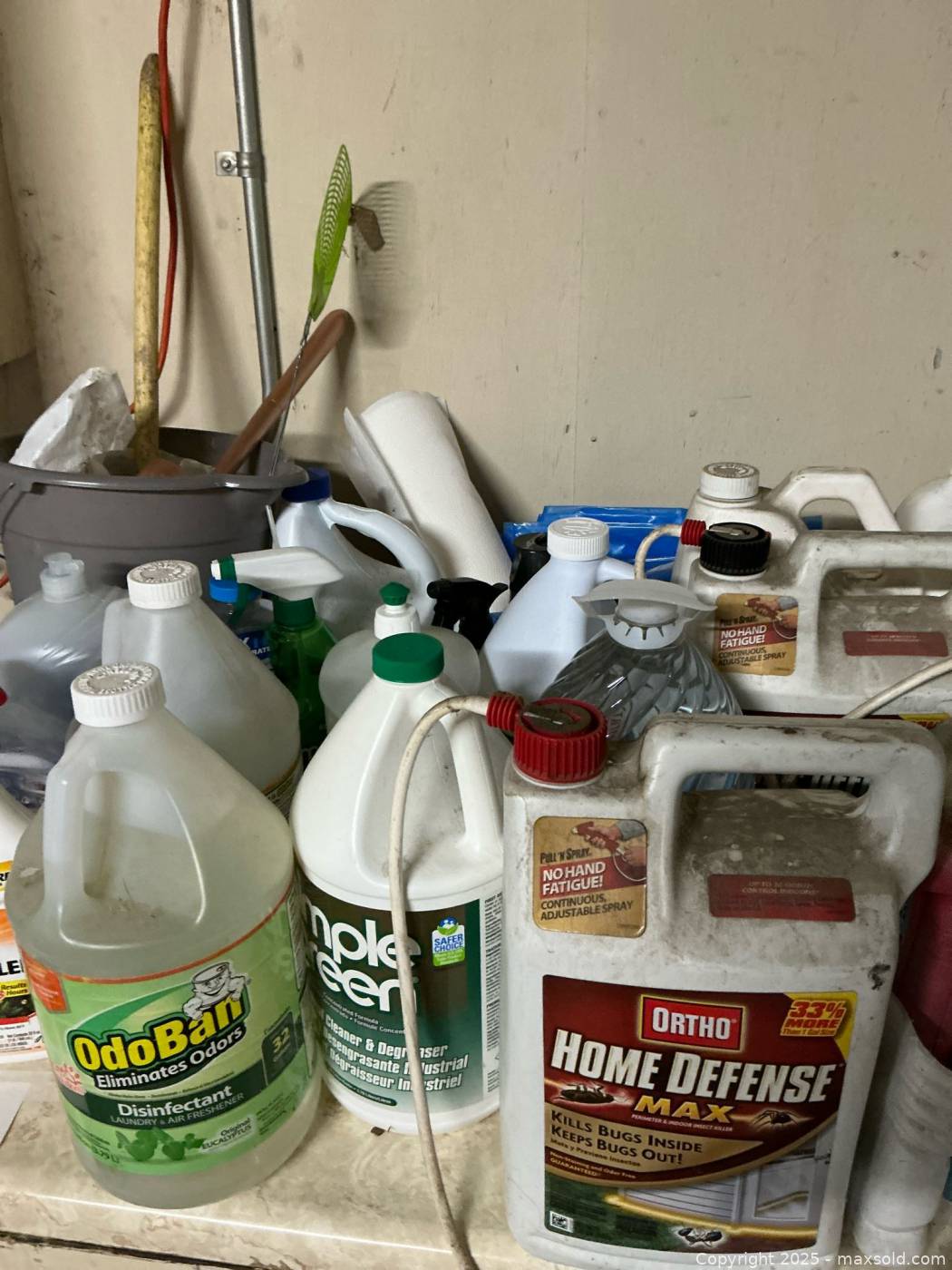 Mixed household chemicals & cleaners 20+ pcs | Maxsold